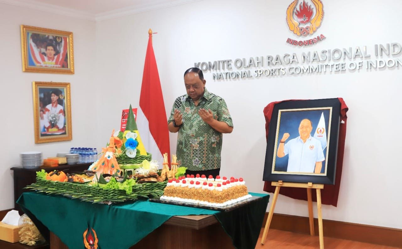 Ketum KONI Pusat Ulang Tahun ke-68, Pengurus dan Staf Berikan Kejutan | Gerakita