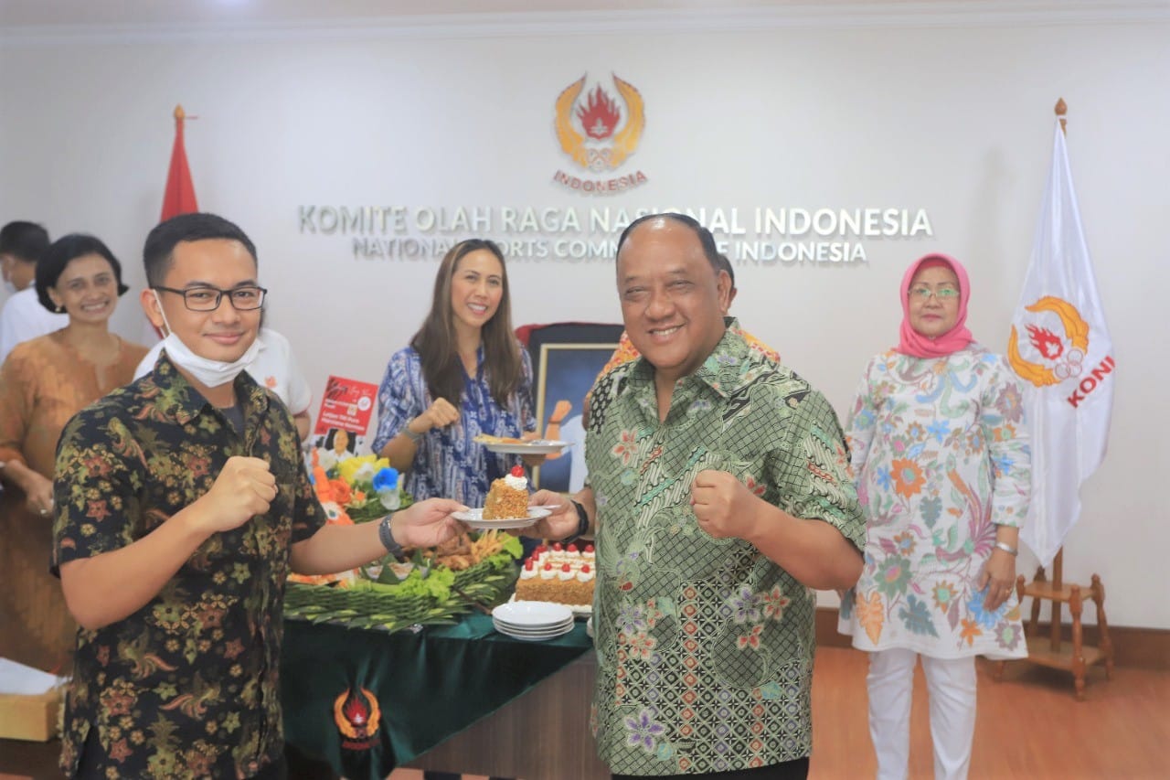 Ketum KONI Pusat Ulang Tahun ke-68, Pengurus dan Staf Berikan Kejutan | Gerakita